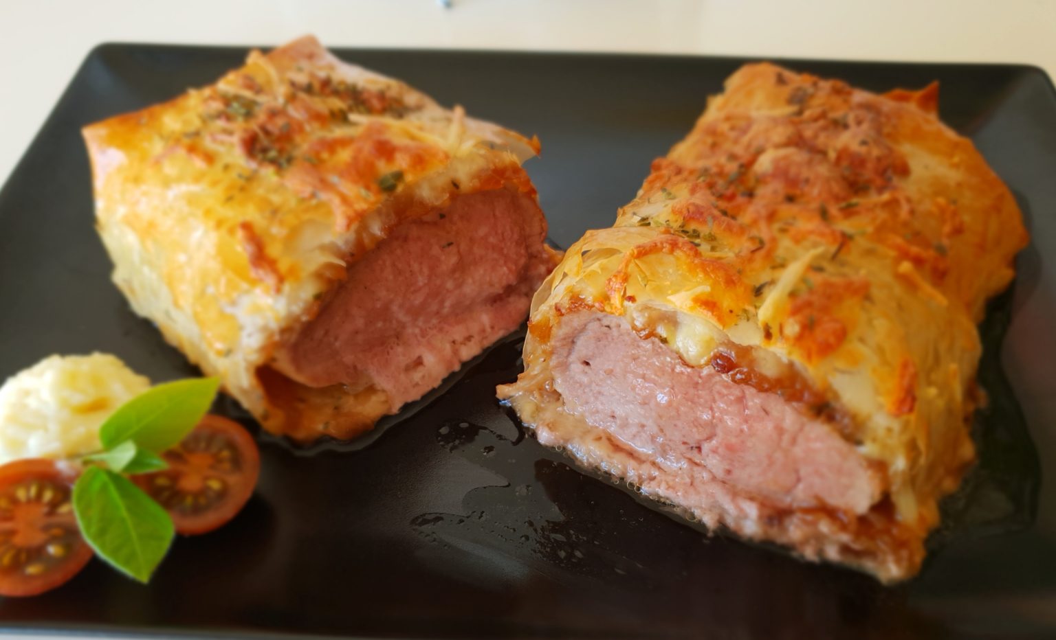 Pastel de pasta filo con carne de pincho moruno y espinacas