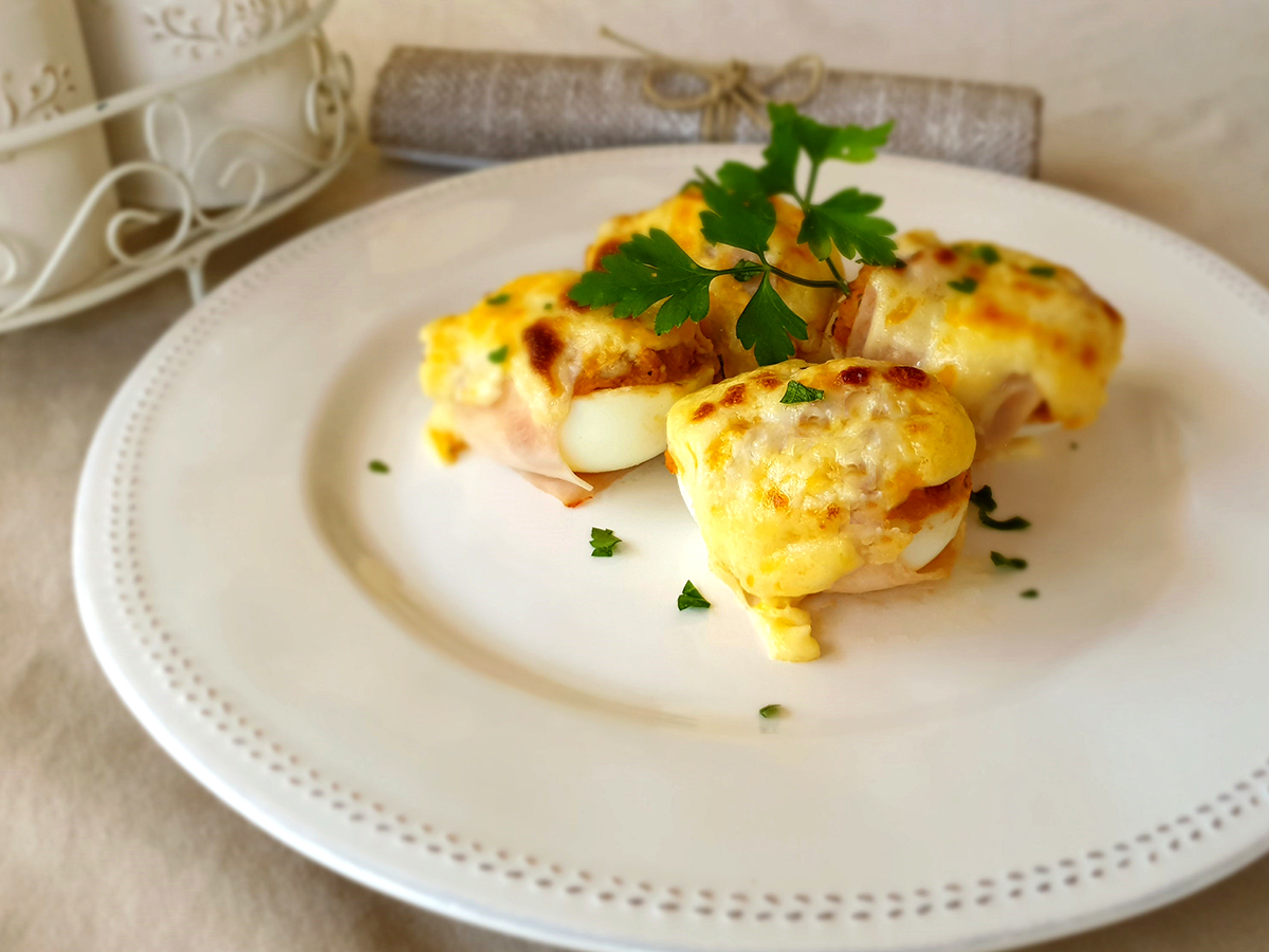 Huevos rellenos gratinados con pollo de La Abuela Marga y manzana