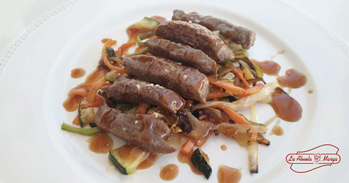 Prepara un plato de ternera con salsa agridulce y verduritas en 20 minutos