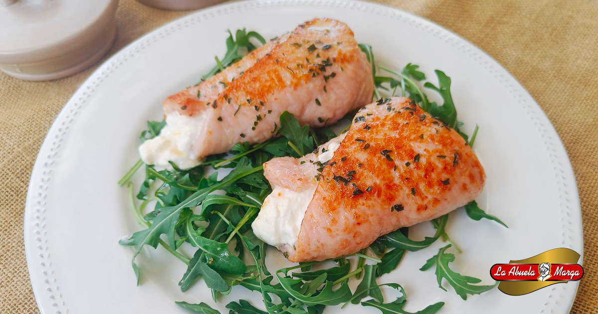 Rollitos de pavo al ajillo con crema de queso